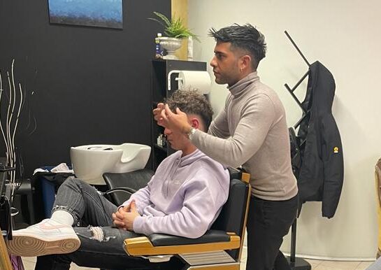 Ad Asti il barbiere che con un clic paga il parcheggio ai clienti ...